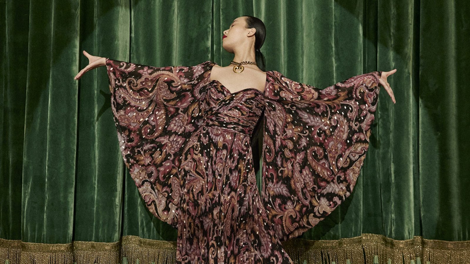 ETRO Unveils ‘Paisley Holidays’ with a Theatrical Festive Showcase ...